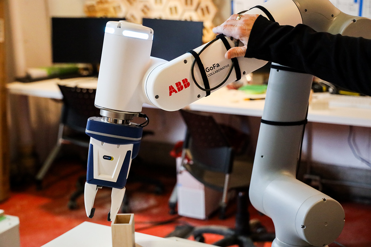 Spotlight on research with robots “Thelma and Louise” - Azrieli School ...